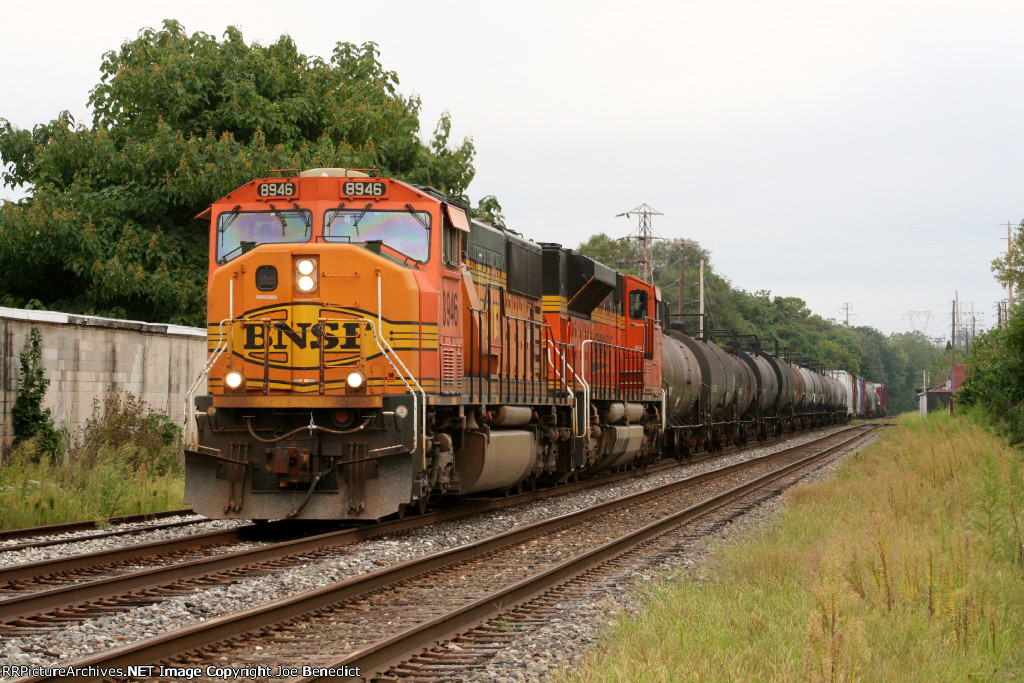 BNSF 8946 & 9253 on 39G